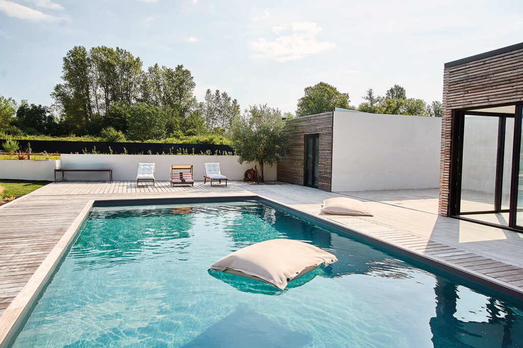 Outdoor Swimming Pool Builders for Stylish Inground Pool Installation